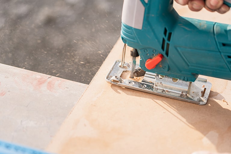 How to Use a Jigsaw: Complete Beginner's Guide [2025]