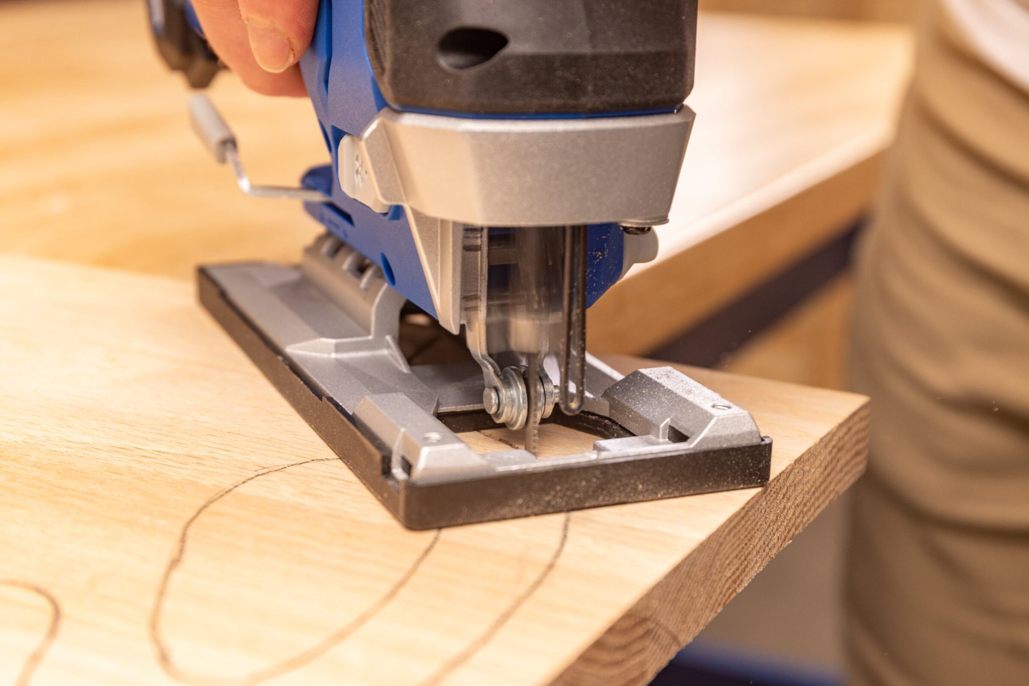 What Is a Jigsaw? Learn How It Works, When & How To Use
